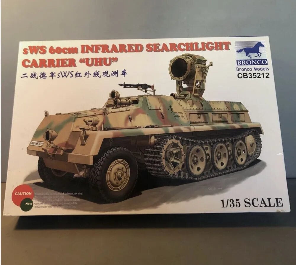 Сборная модель Bronco CB35212 1/35 sWS "Uhu" с ИК-прожектором, полная детализация двигателя и интерьера
