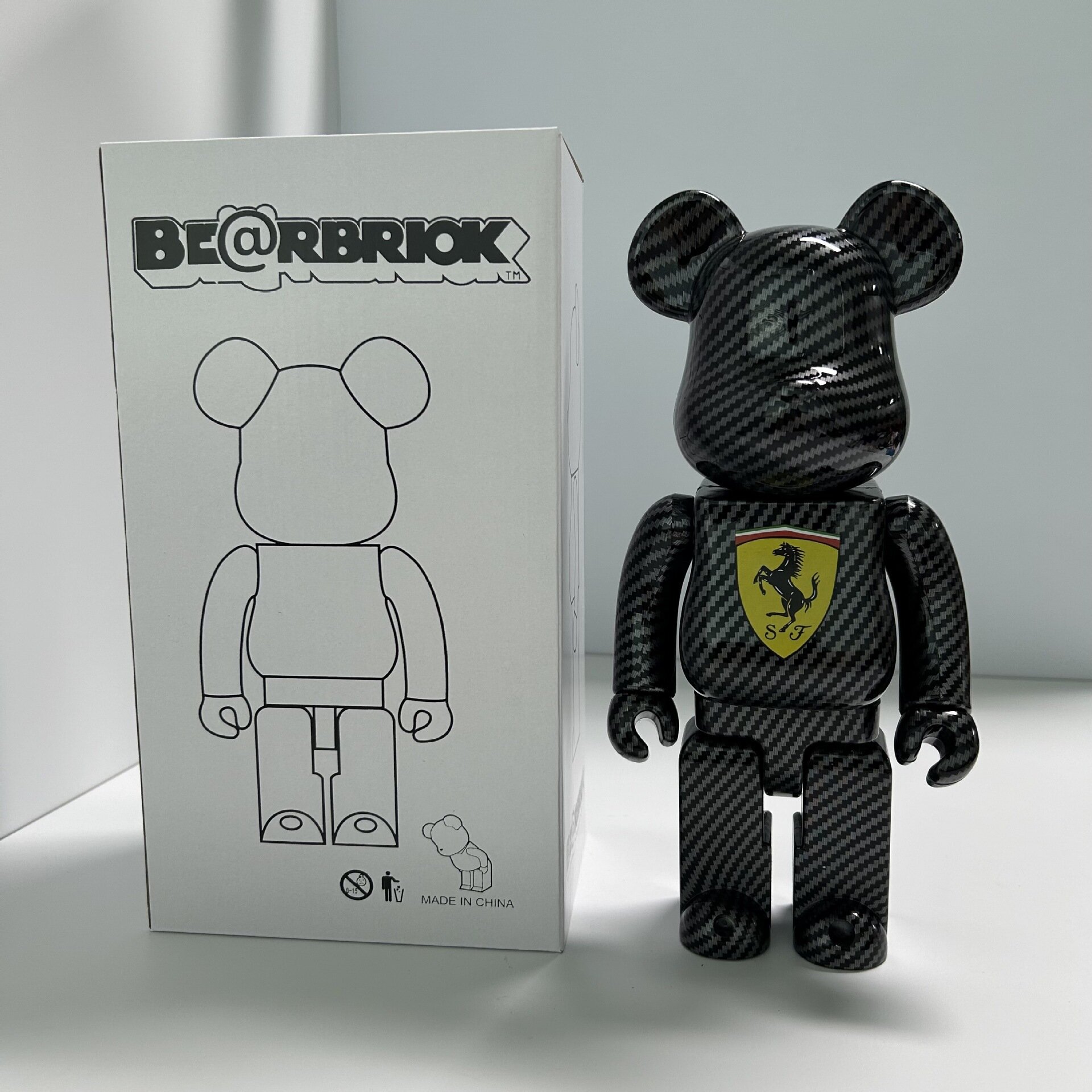 Фигурка медведя Bearbrick из черного углеродного волокна, серия «Жестокий медведь», мультяшный персонаж, строительный блок, модная игрушка-медведь