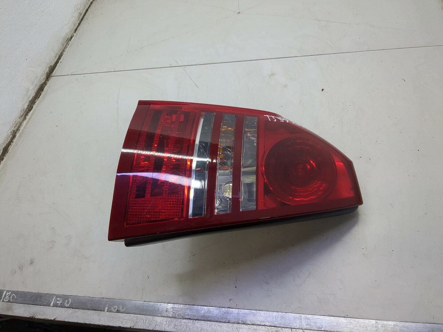 Фонарь (задний) левый Chrysler 300C Б/У
