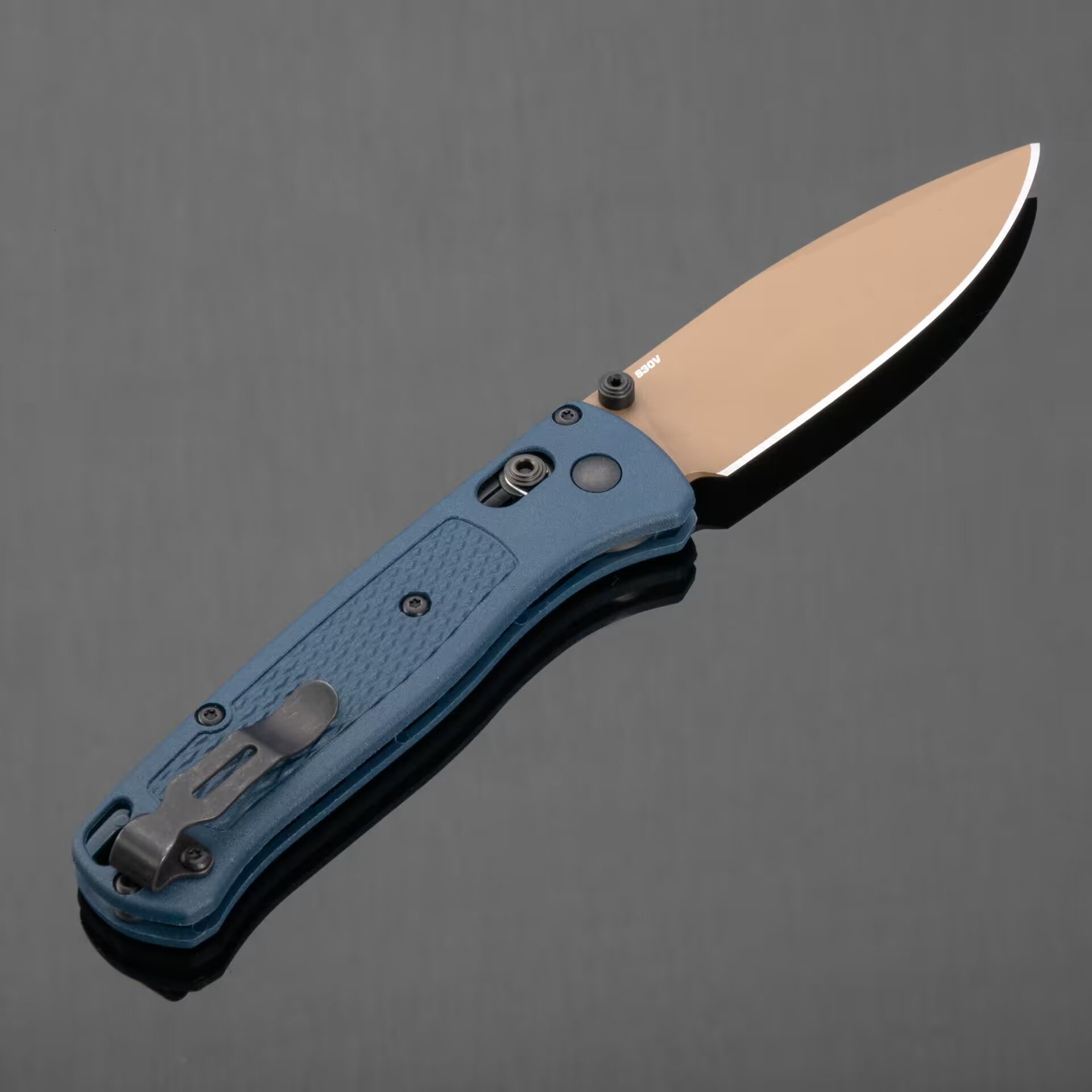 Складной нож Bugout, сталь CPM-S30V Flat Dark Earth, рукоять dark blue Grivory, артикул 535FE-05, США (Уценка - повреждена внешняя упаковка)