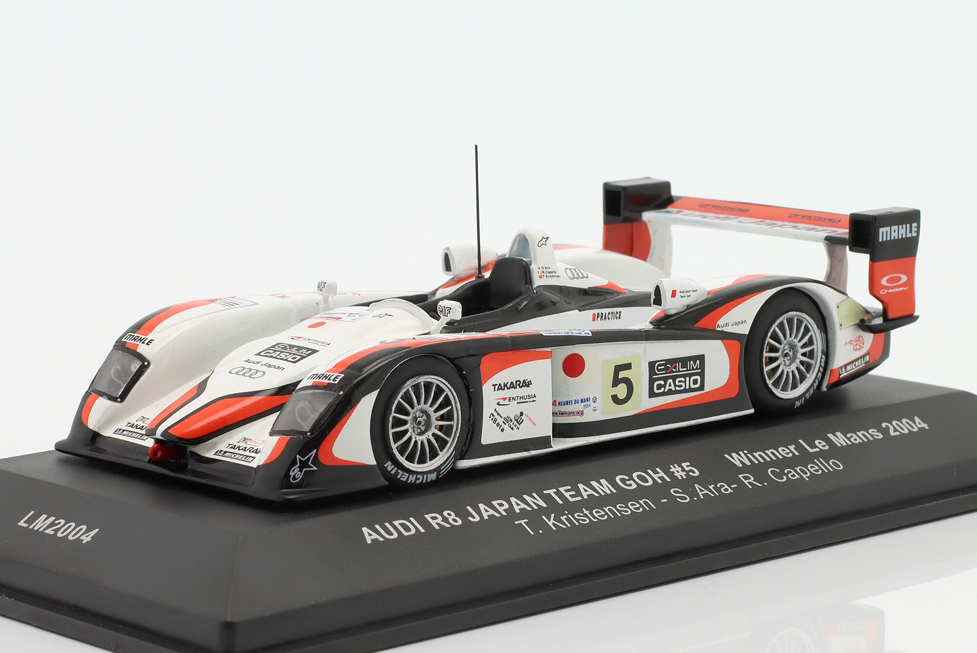 Модель коллекционная IXO Audi R8 winner 24H le mans 2004