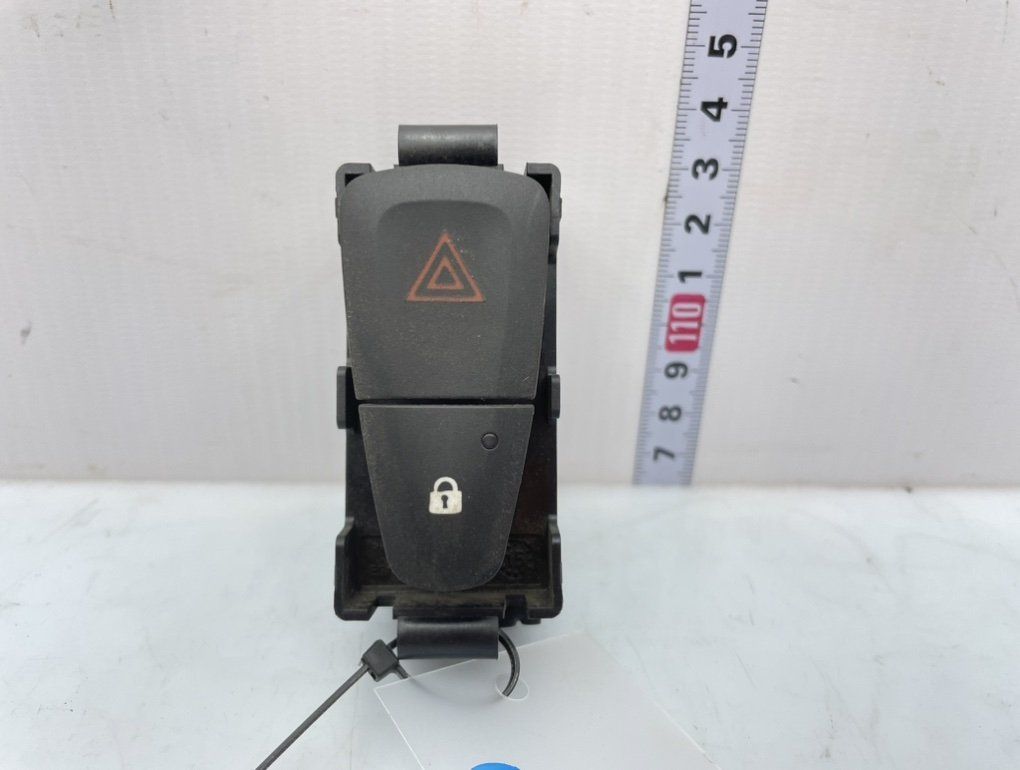 Кнопка аварийной сигнализации Renault Sandero 2015 252905668R B8MV K7MA812 (с пробегом)