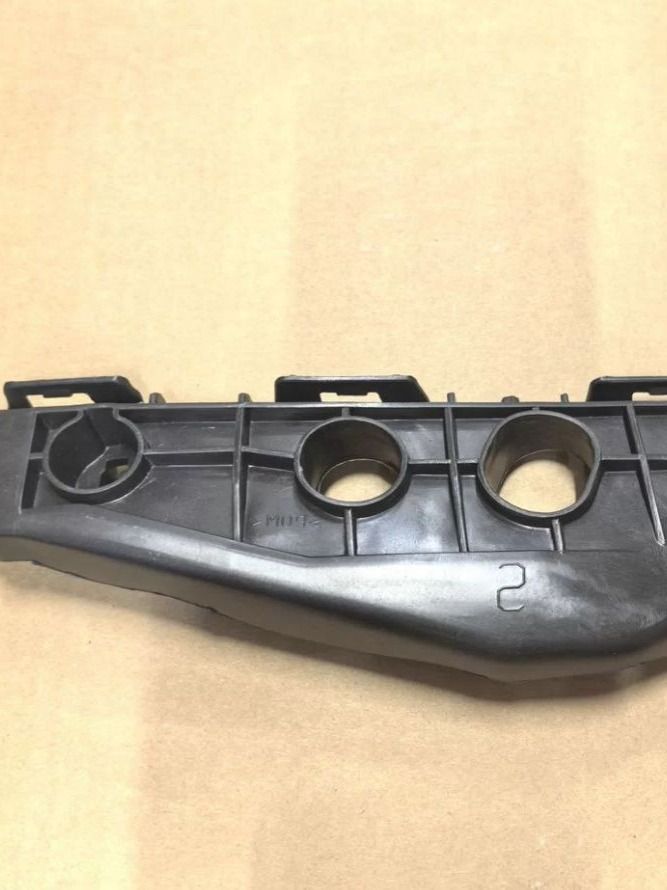 Правый кронштейн переднего бампера Toyota Corolla 150 2010-2013 рестайлинг