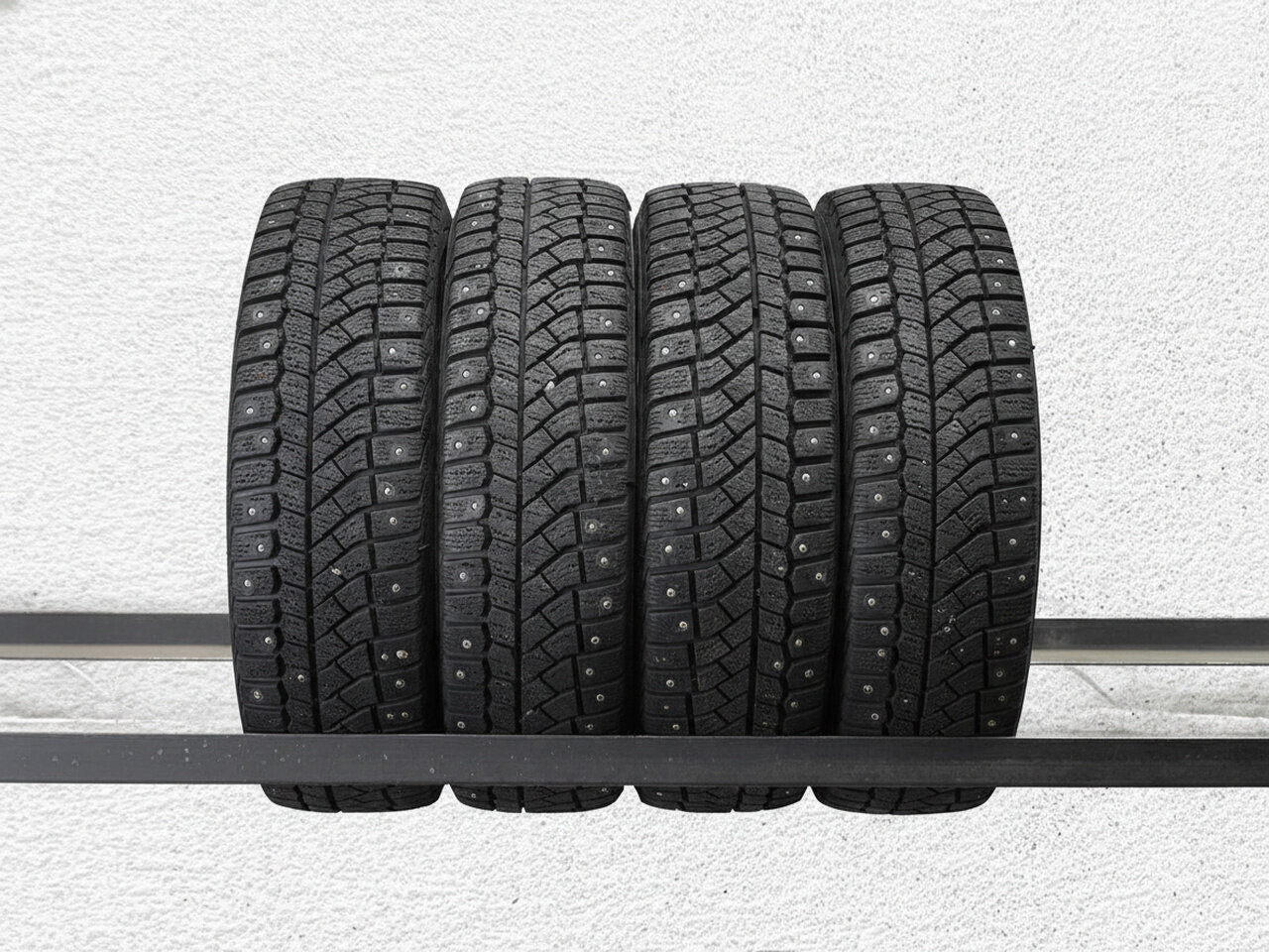 Зимние шины шипованные Viatti Brina Nordico V-522 185/65 R15 10.0% износ PT0010054 TSB051932