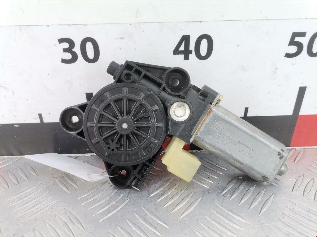 Моторчик стеклоподъемника / 1784717 0130822007 A2037300446 для Mercedes C-Class (W203) (с пробегом)