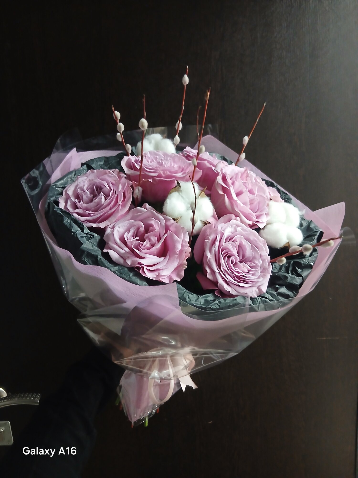 Букет живых цветов, лиловые розы с вербой и хлопком,7 шт,60 см. Букетная s