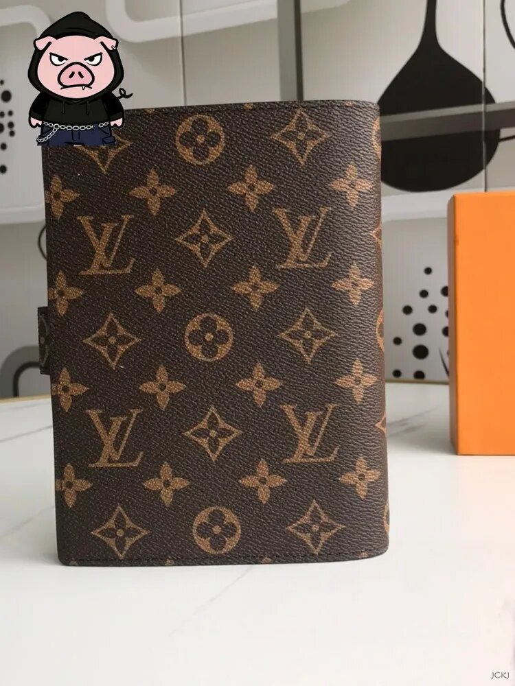 Блокнот Louis Vuitton с монограммой и карманом