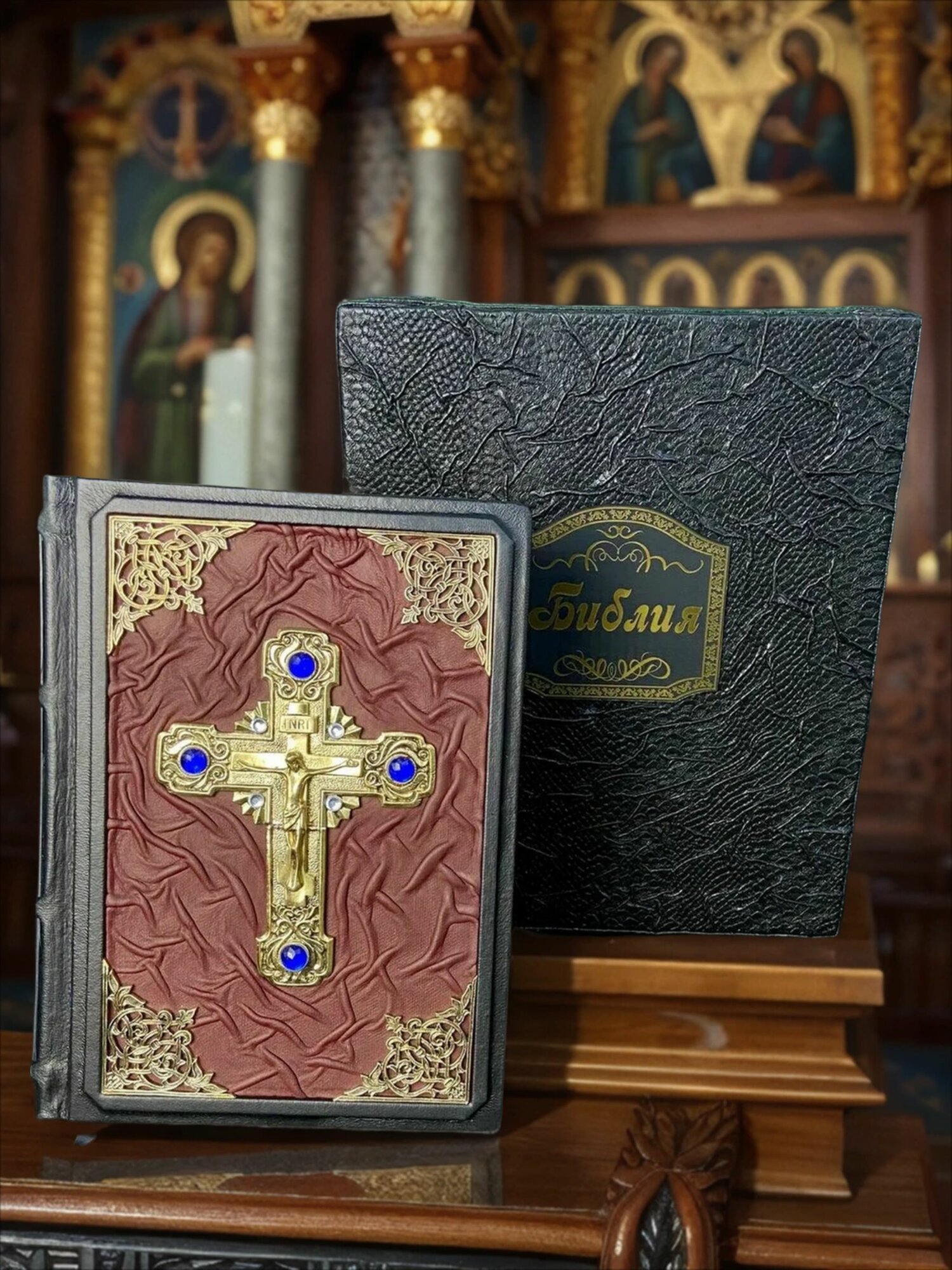 Библия в кожаном переплете в шкатулке