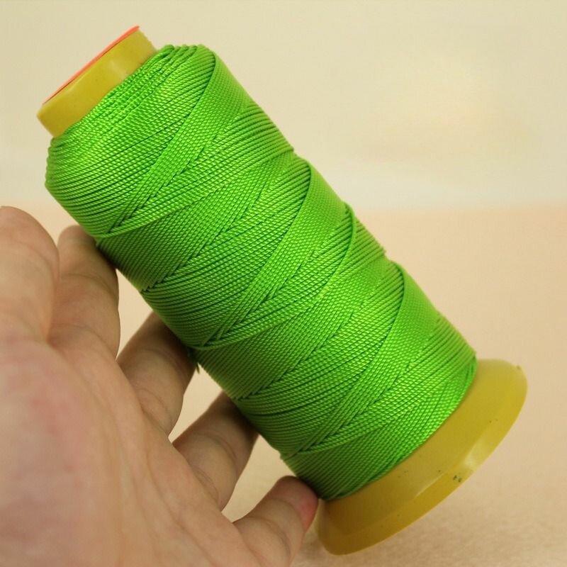 Браслет из плетеной проволоки в виде башни из нитей