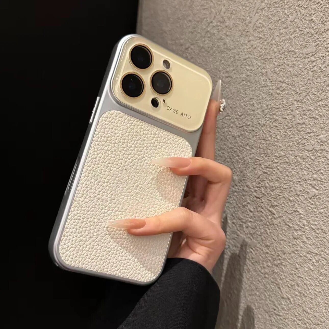 Белый чехол для iPhone 14 Pro с текстурой