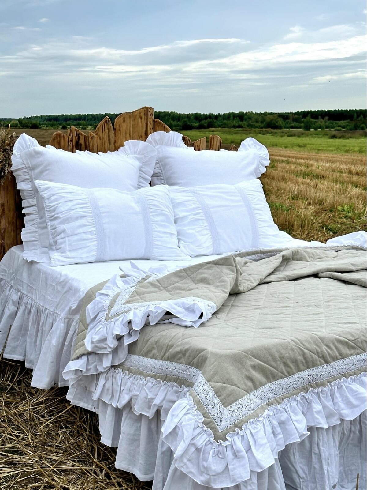 Льняное стеганое покрывало с белой рюшей и кружевом на кровать KATARINA, 235х225 см