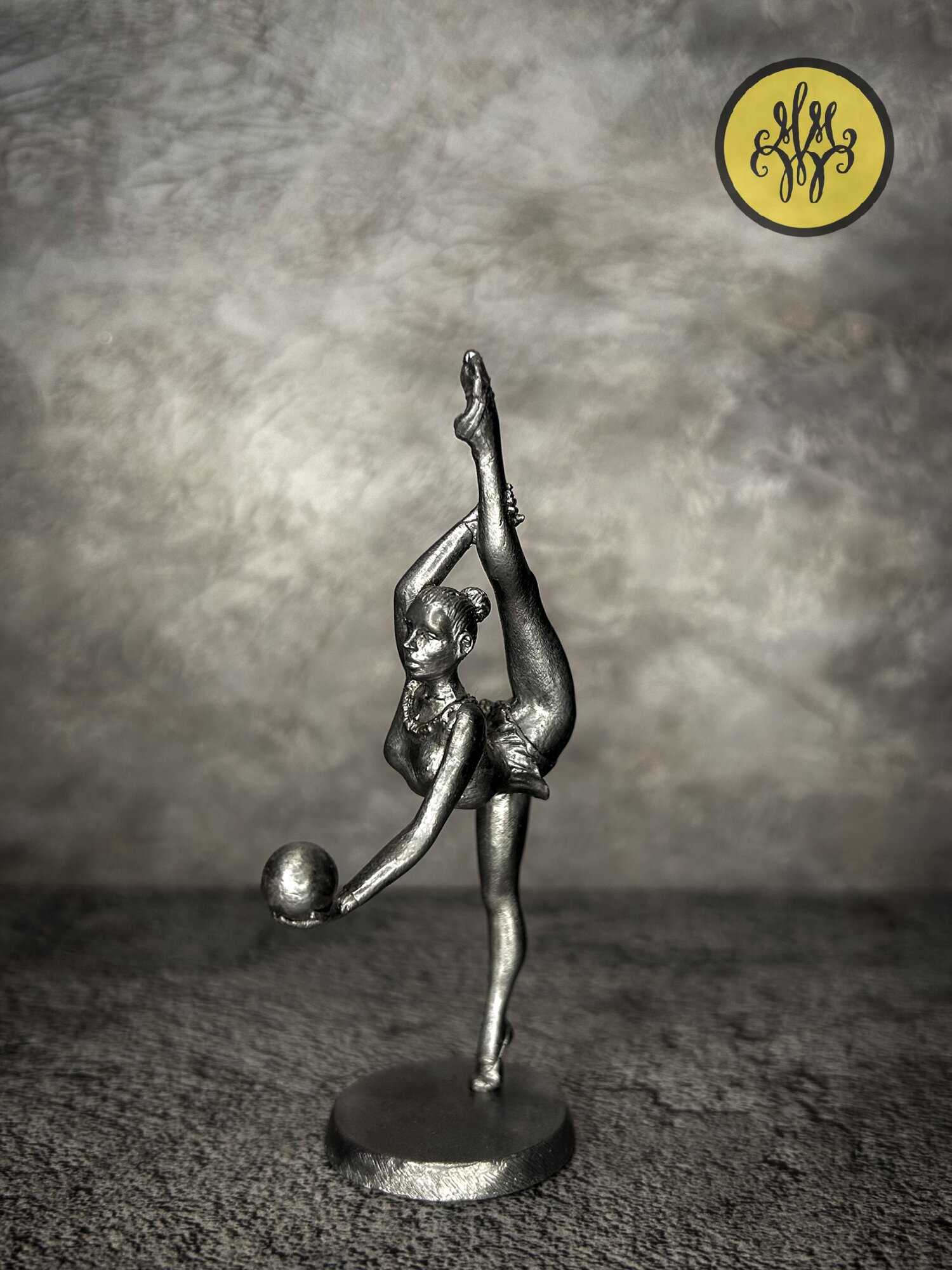 Оловянная фигурка гимнастка в чернение , коллекционная миниатюра ручной работы