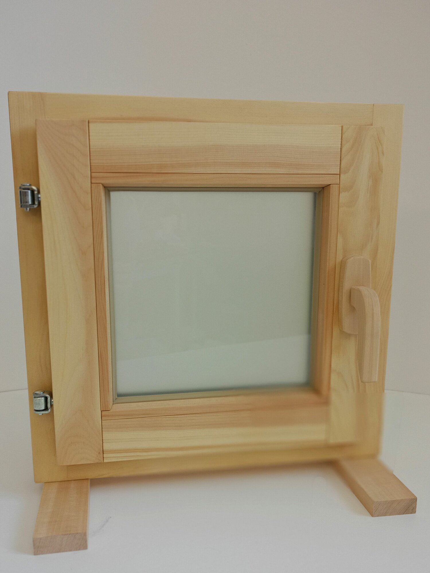 Окно банное 400*400 из кедра со стеклопакетом матовым, левое.