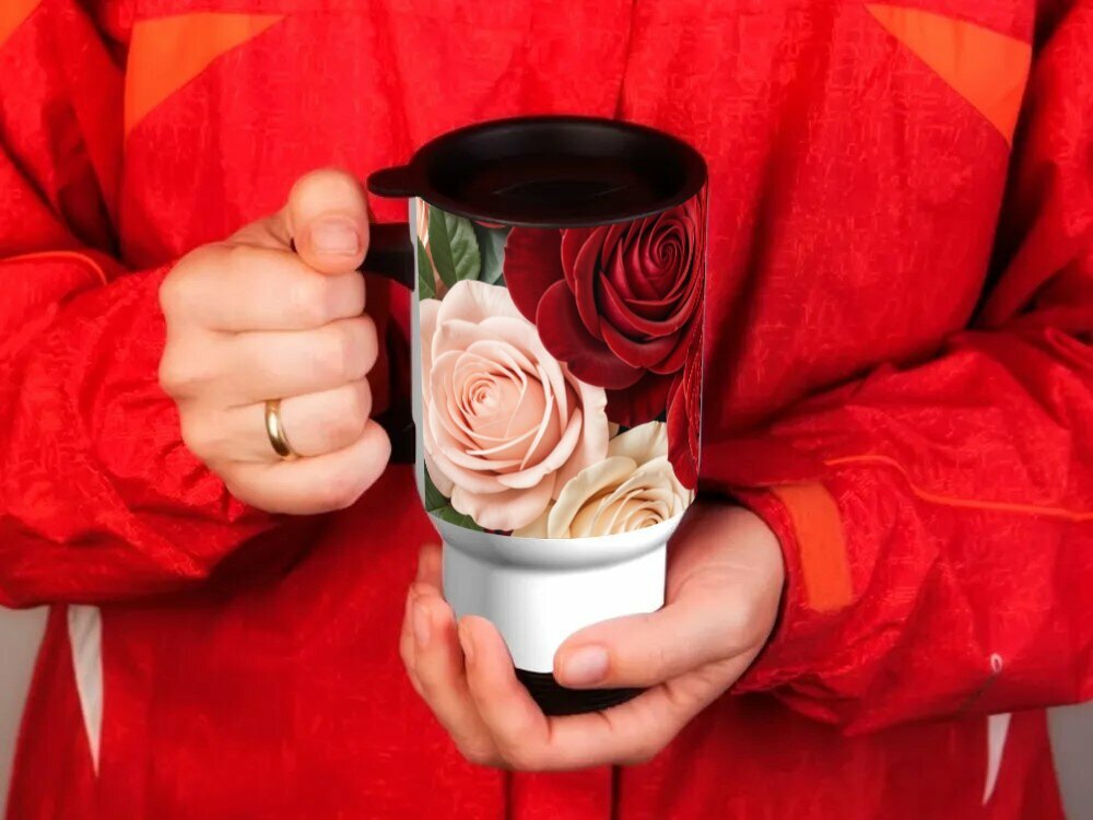 Тремокружка для авто с принтом "Роскошные розы в винных тонах. Крупные бутоны в насыщенной палитре бордового, алого, кремового и нежно-розового оттенков, плотная." 0.5 л.