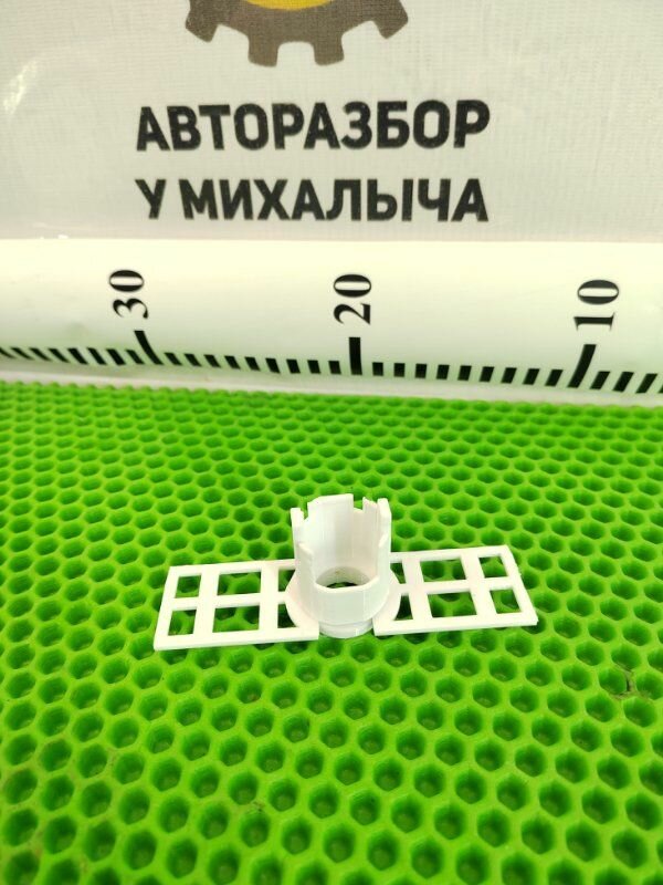 Кронштейн датчика парктроника передний Kia