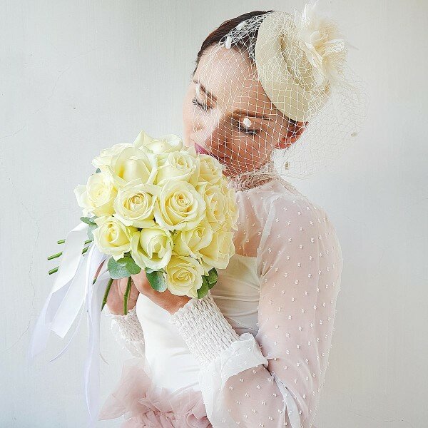 Букет невесты Талисман Флора, роза/эвкалипт, 17 цветов, высота 27 см, белый