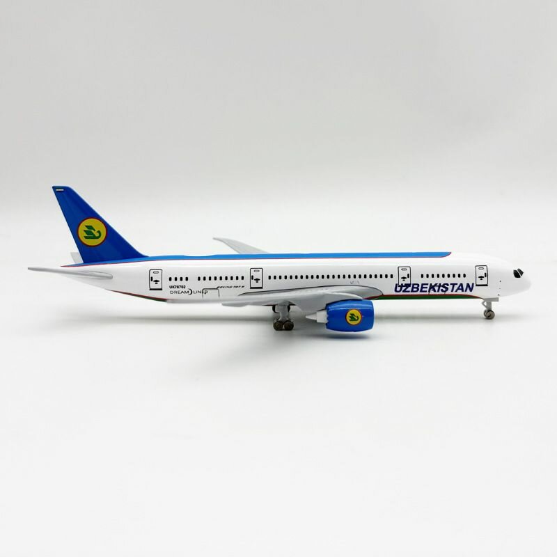 Металлическая модель самолета Boeing 787 Air UZBEKISTAN с шасси