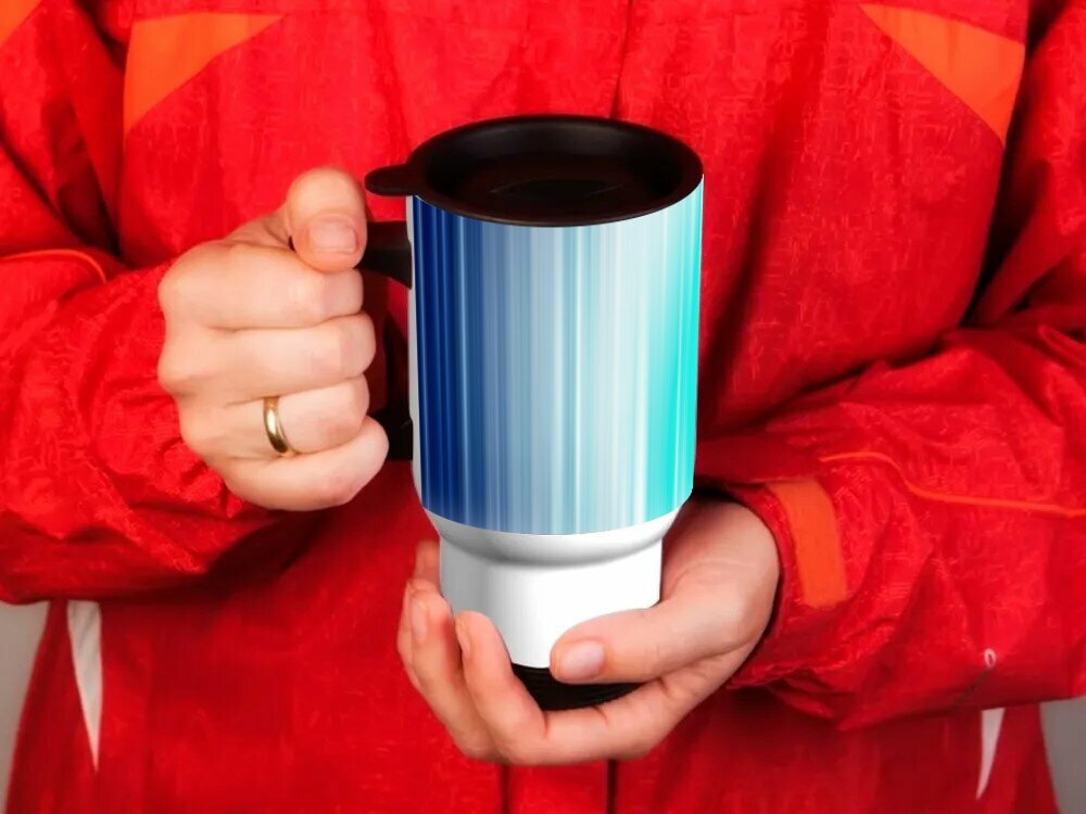 Тремокружка для авто с принтом "Абстрактное свечение в сине-бирюзовых тонах. Вертикальные световые полосы и мягкое сияние в холодной палитре с бирюзовыми акцентами." 0.5 л.