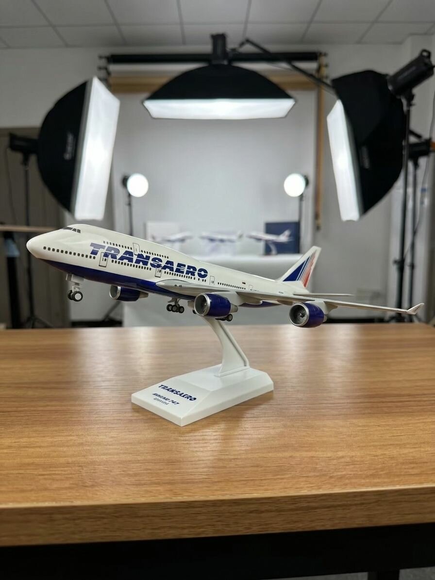 Модель самолета Boeing 747 Россия масштаб 1:240, длина 30 см, коллекционная игрушка для детей и взрослых