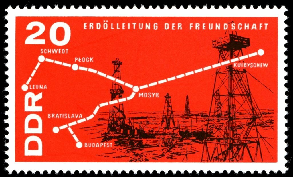 (1966-078) Марка Германия (ГДР) "Буровые вышки" красная Химическая промышленность II