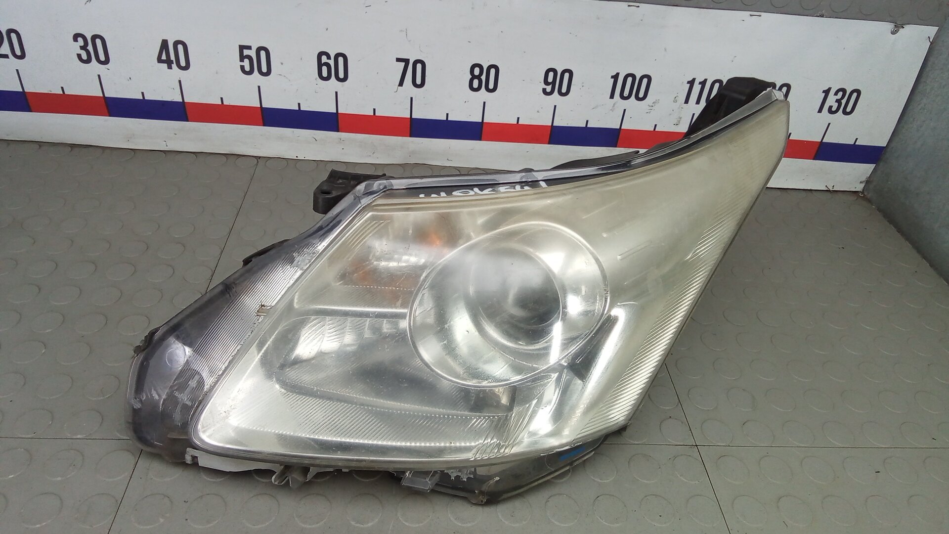 Фара левая TOYOTA AVENSIS T27