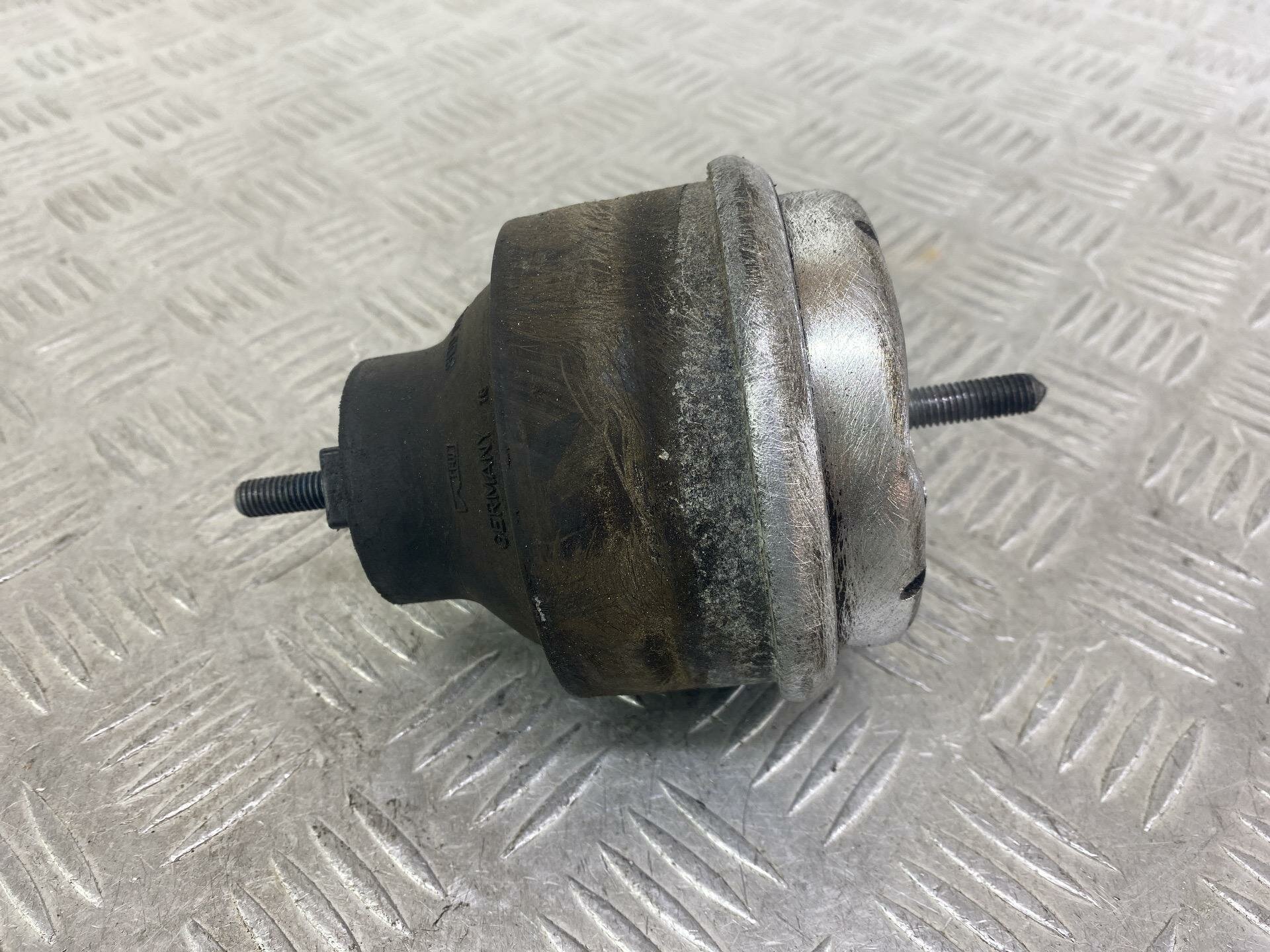 Подушка крепления двигателя правая Volkswagen Passat B5 1999 8D0199379AC