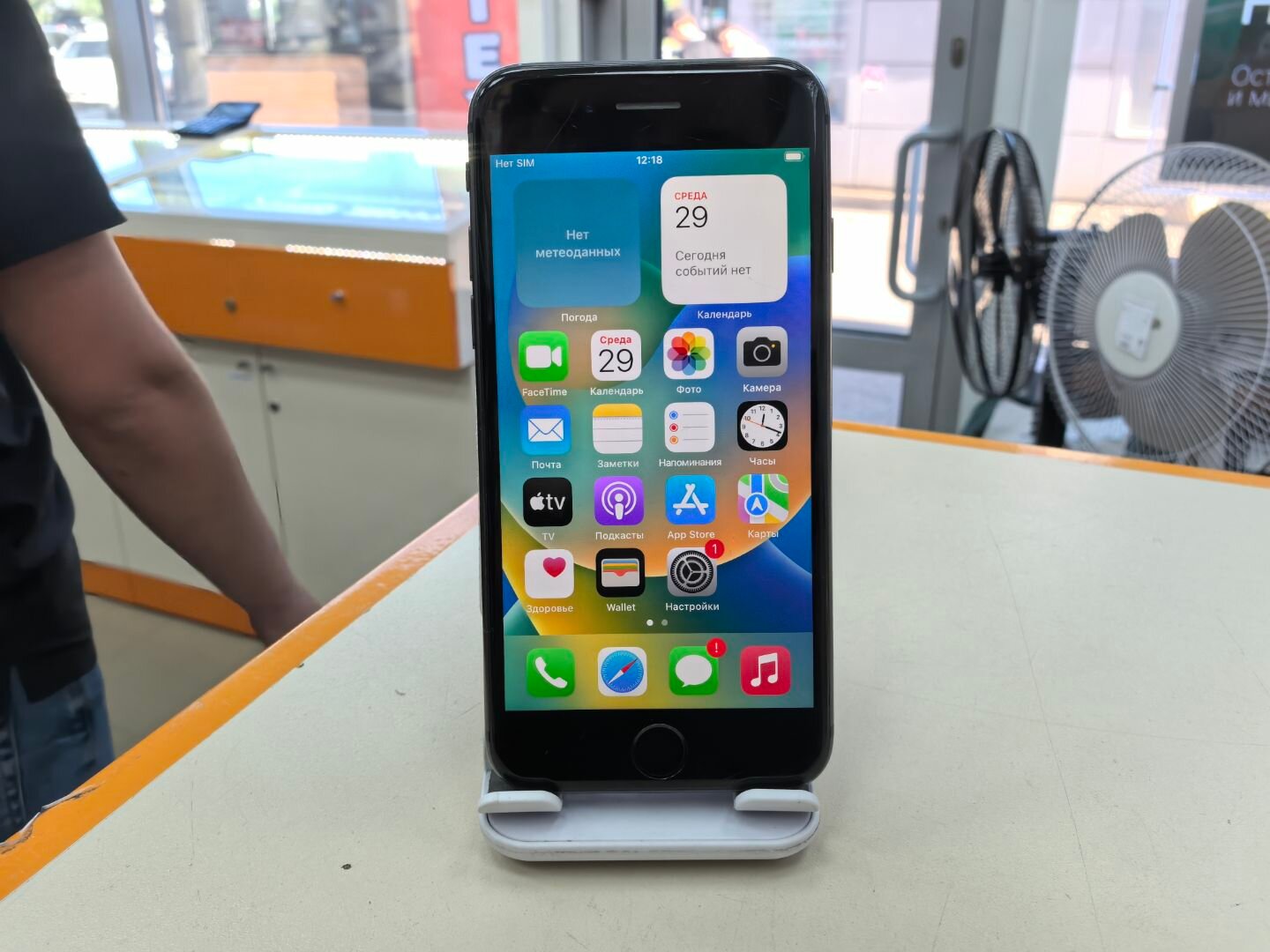 Восстановленный смартфон Apple iPhone 8 64GB, 2 ГБ ОЗУ, 4G LTE, цвет Space Gray (тёмно-серый), б/у, уценка