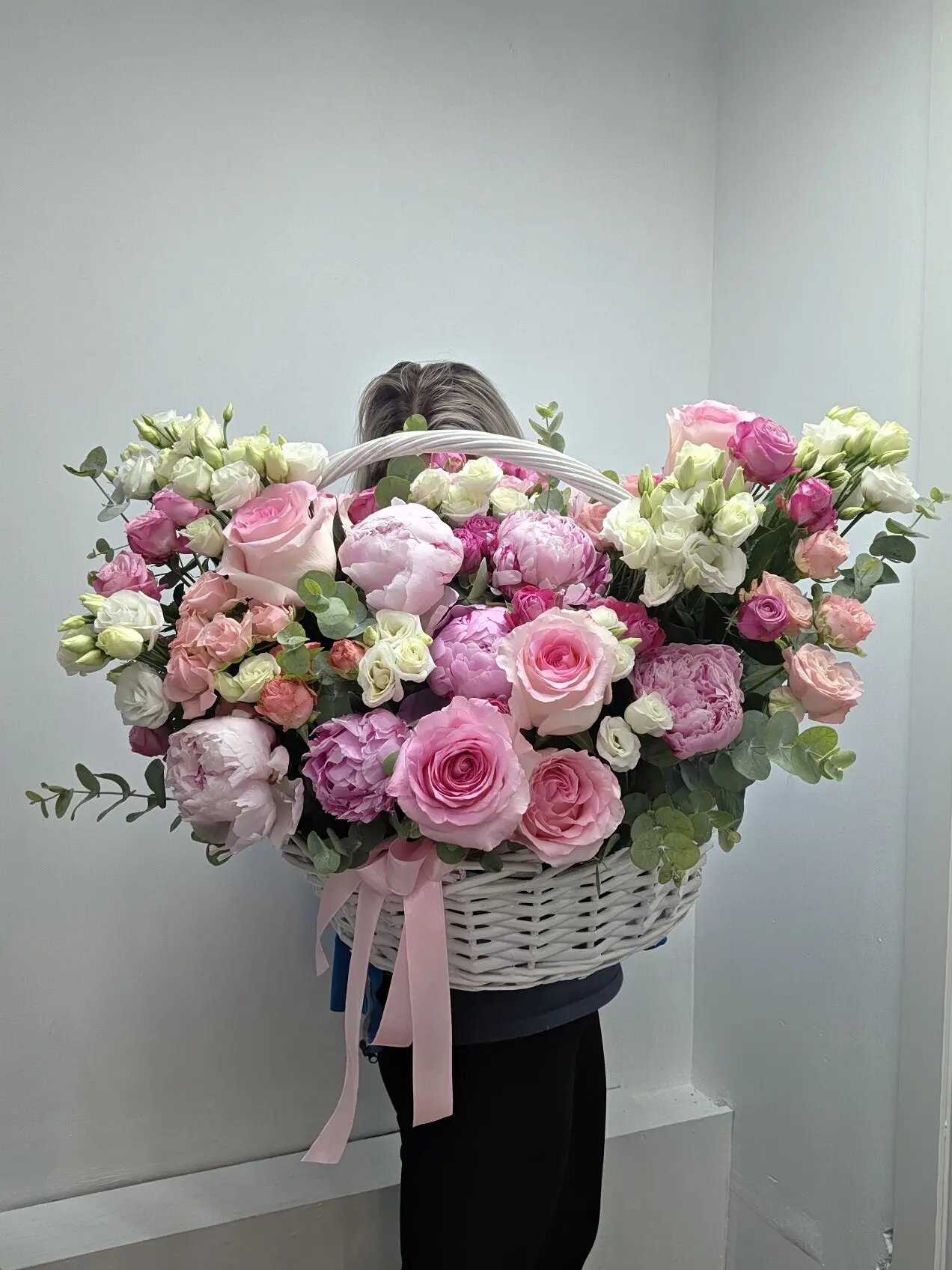 Композиция "Пион Роза Эустома Маттиола Роза Кустовая Эвка", в корзине