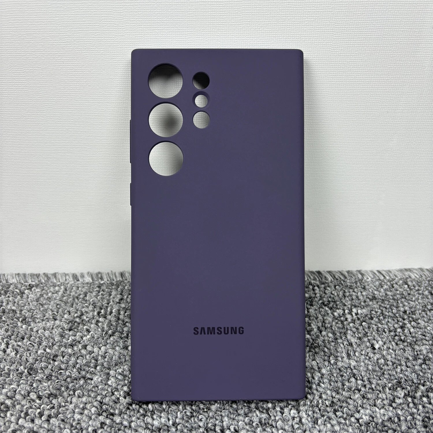 Оригинальный чехол Samsung Galaxy S24+ с ударопрочным покрытием и кожистой текстурой в темно-фиолетовом цвете для