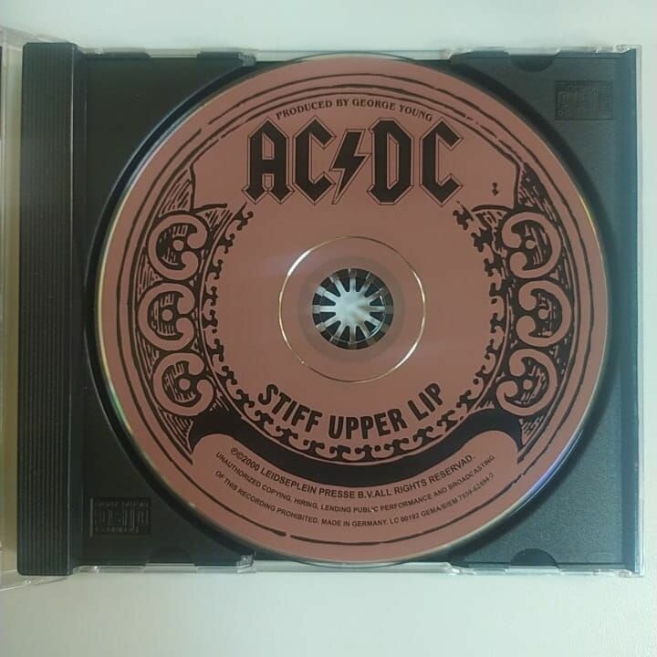 Компакт диск CD AC/DC - Stiff Upper Lip (Россия) (Bootleg) — фото 1
