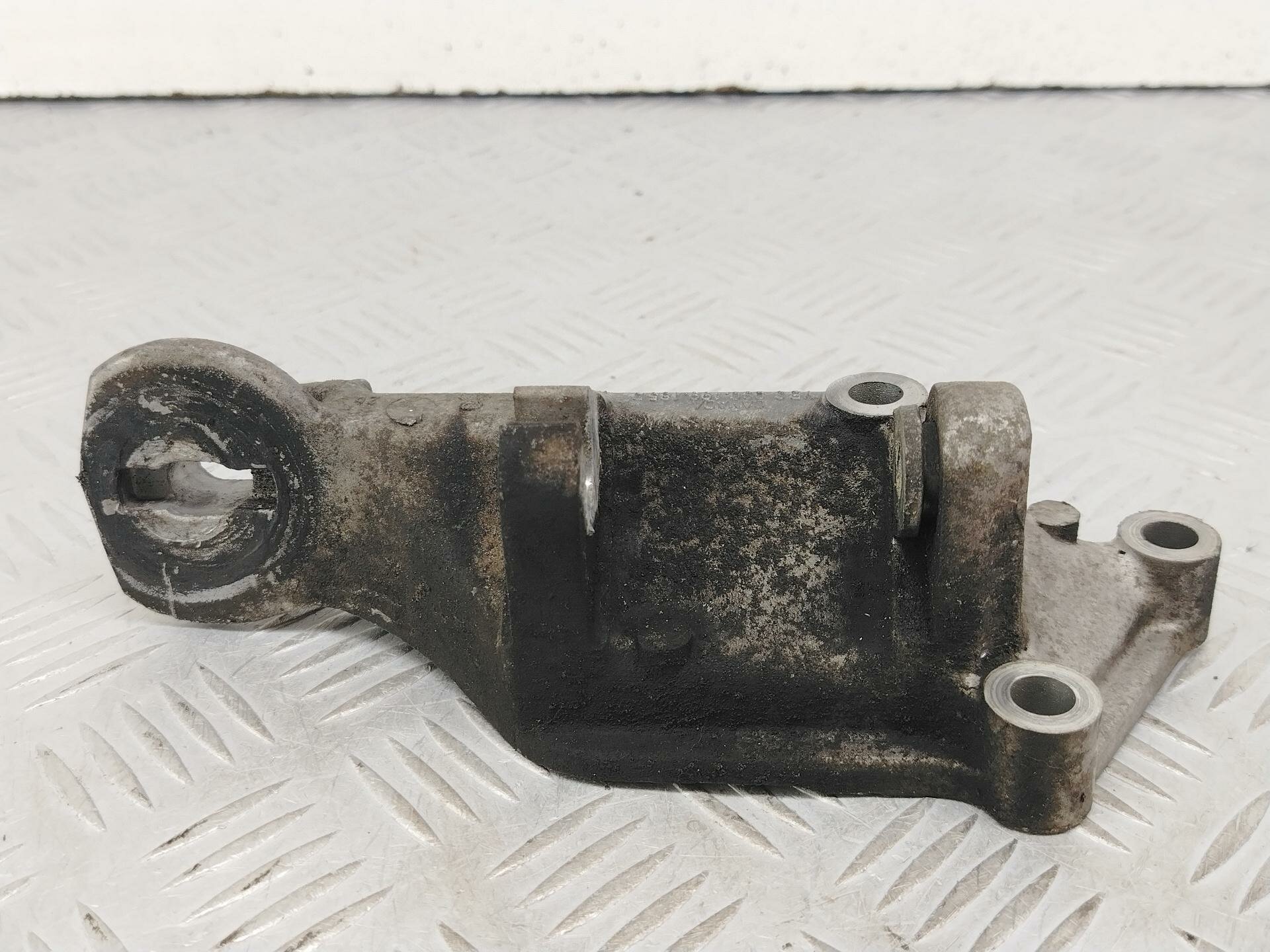 Кронштейн генератора Volkswagen Polo 3 (1994 - 1999) 030199185D