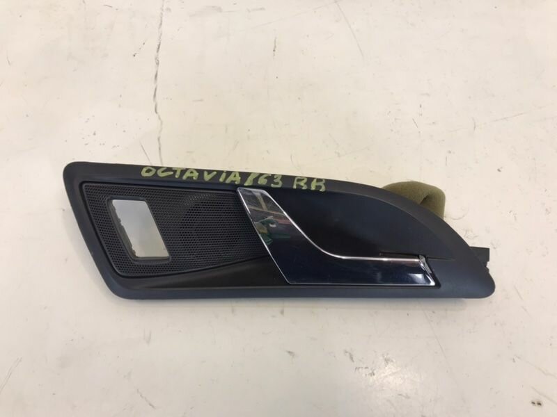 Ручка двери внутренняя Skoda Octavia 2013 1Z0839222A739 1Z3 BSE, задняя правая (с пробегом)