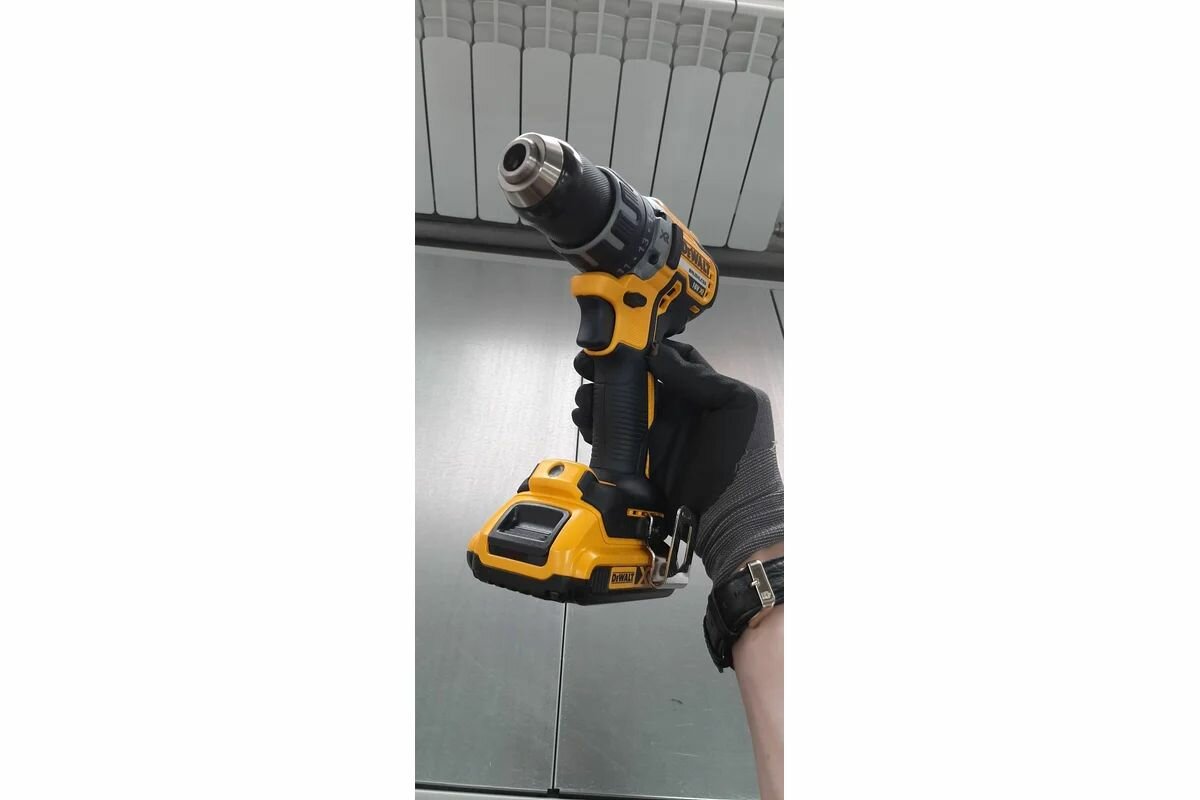 Дрель-шуруповерт аккумуляторная DeWalt DCD796D2-QW 18В 2АКБ 2Ач и ЗУ (кейс)