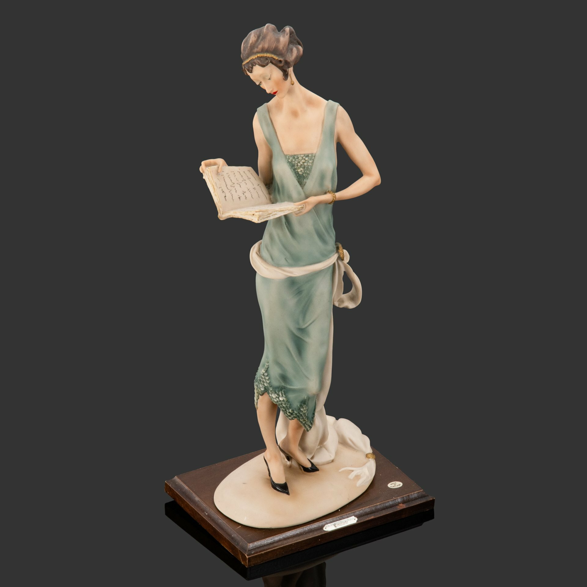 Статуэтка на деревянной подставке в стиле Art Deco? "Леди, читающая книгу", Venusarte