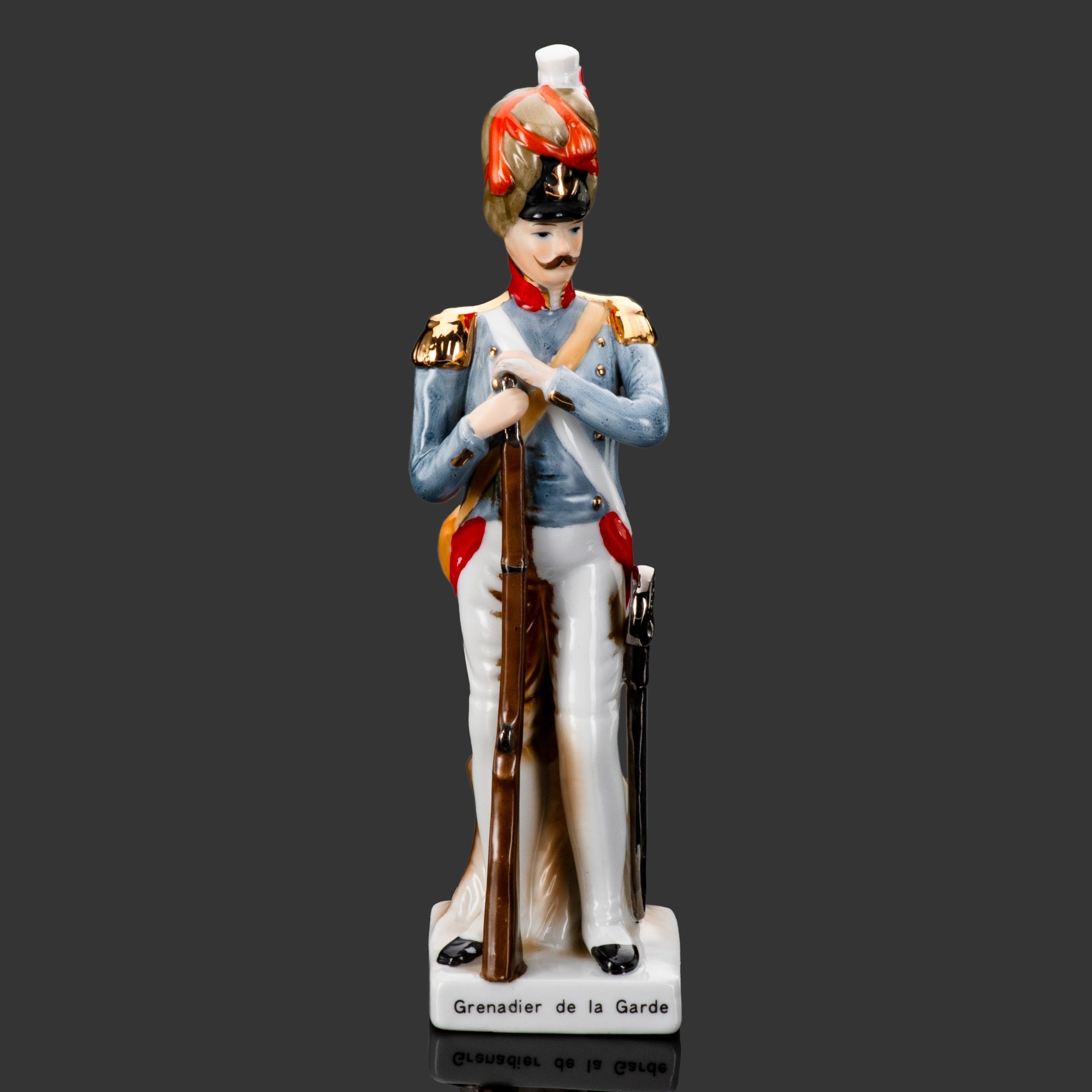 Статуэтка гренадёра гвардии из серии "Армия Наполеона" (Grenadier de la Garde), фарфор