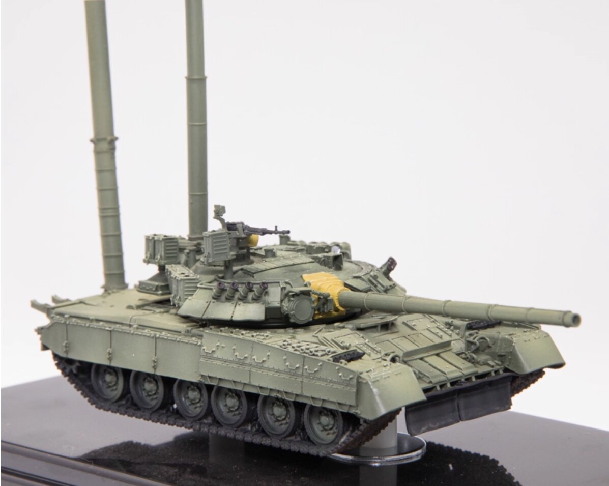 T-80У: Российский основной боевой танк с магнитной имитацией ЭДЗ (развернутое положение), сменные состояния, 1:72, готовая модель