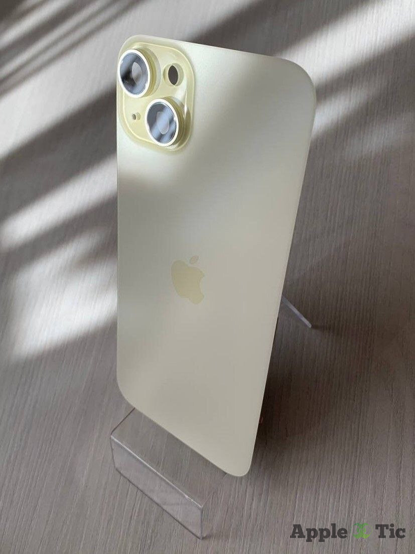 Задняя крышка iPhone 15 Plus в сборе с окошками камеры (Yellow) жёлтая