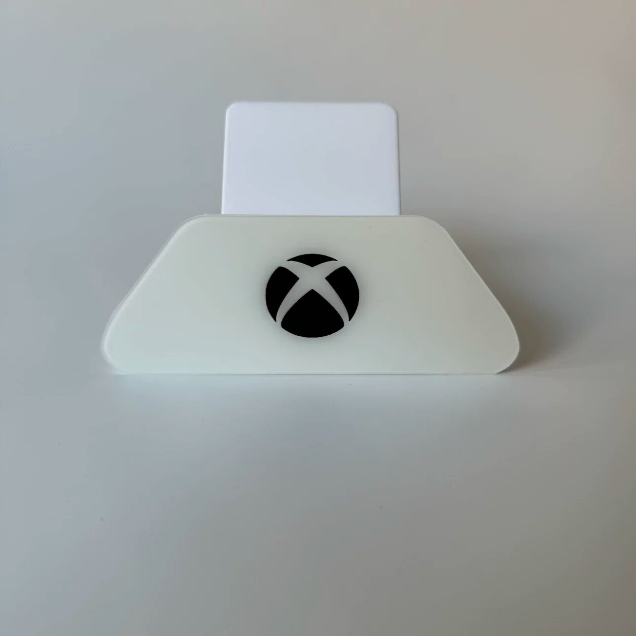 Подставка для контроллера Xbox - Белая основа с черным логотипом и акриловой панелью для серии X/S