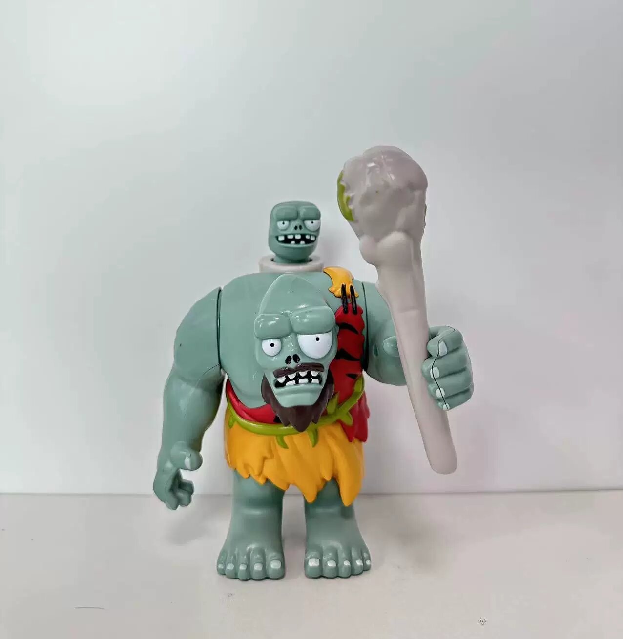 Игрушка Plants vs. Zombies: Футбольный зомби-гигант (Dark Giant) с функцией выброса, Crazy Dave Boy, полный комплект