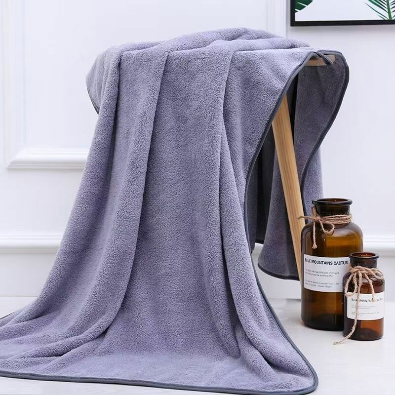 Серое коралловое флисовое полотенце с обработанным краем 70x140 см мягкое впитывающее не теряющее ворс для дома