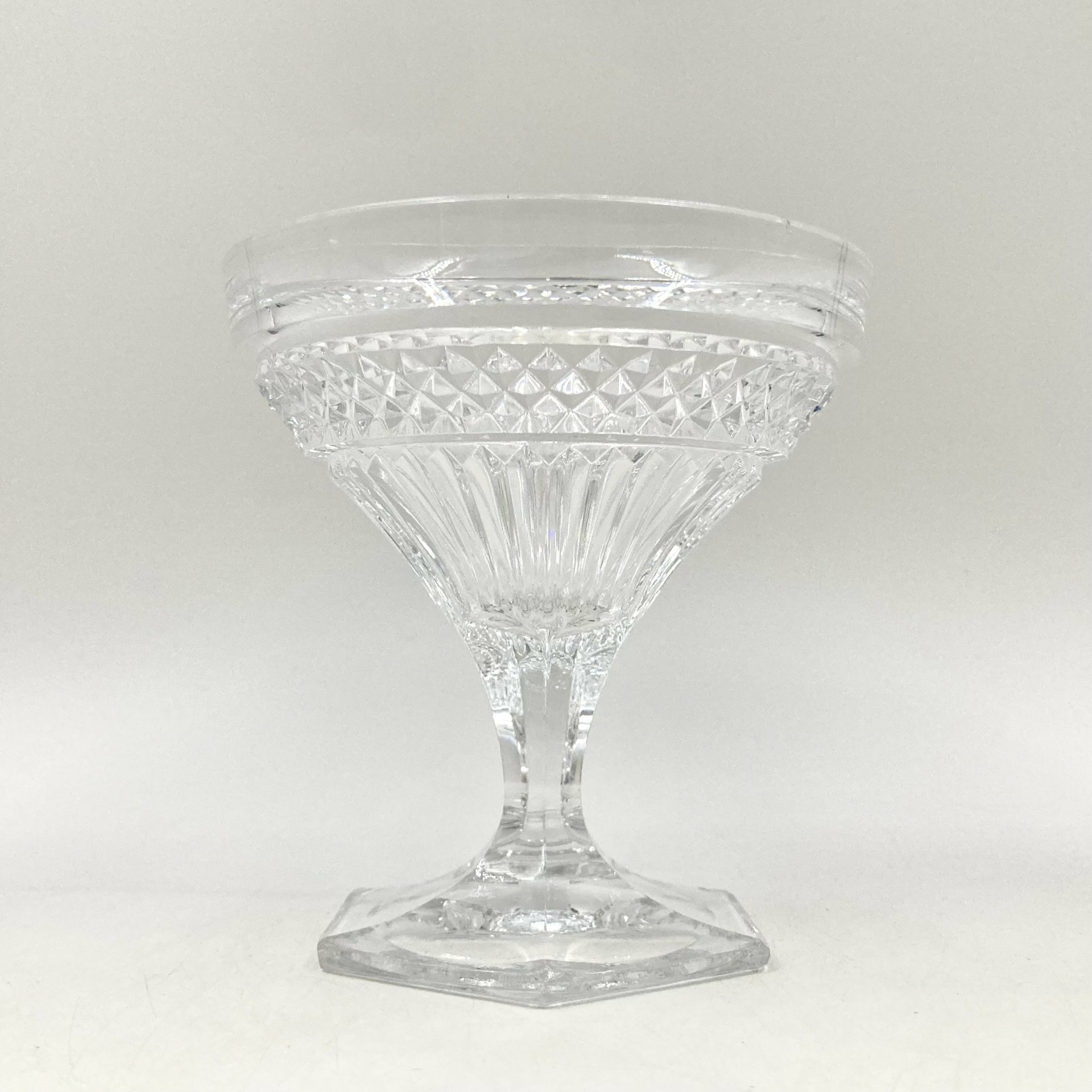Креманка (конфетница) с геометрическим декором, стекло, пресс, СССР, 1970-1990 гг.