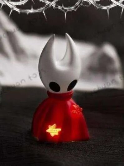 Фигурка Кейкап Hollow Knight Silksong, персонаж с красным плащом и подсветкой