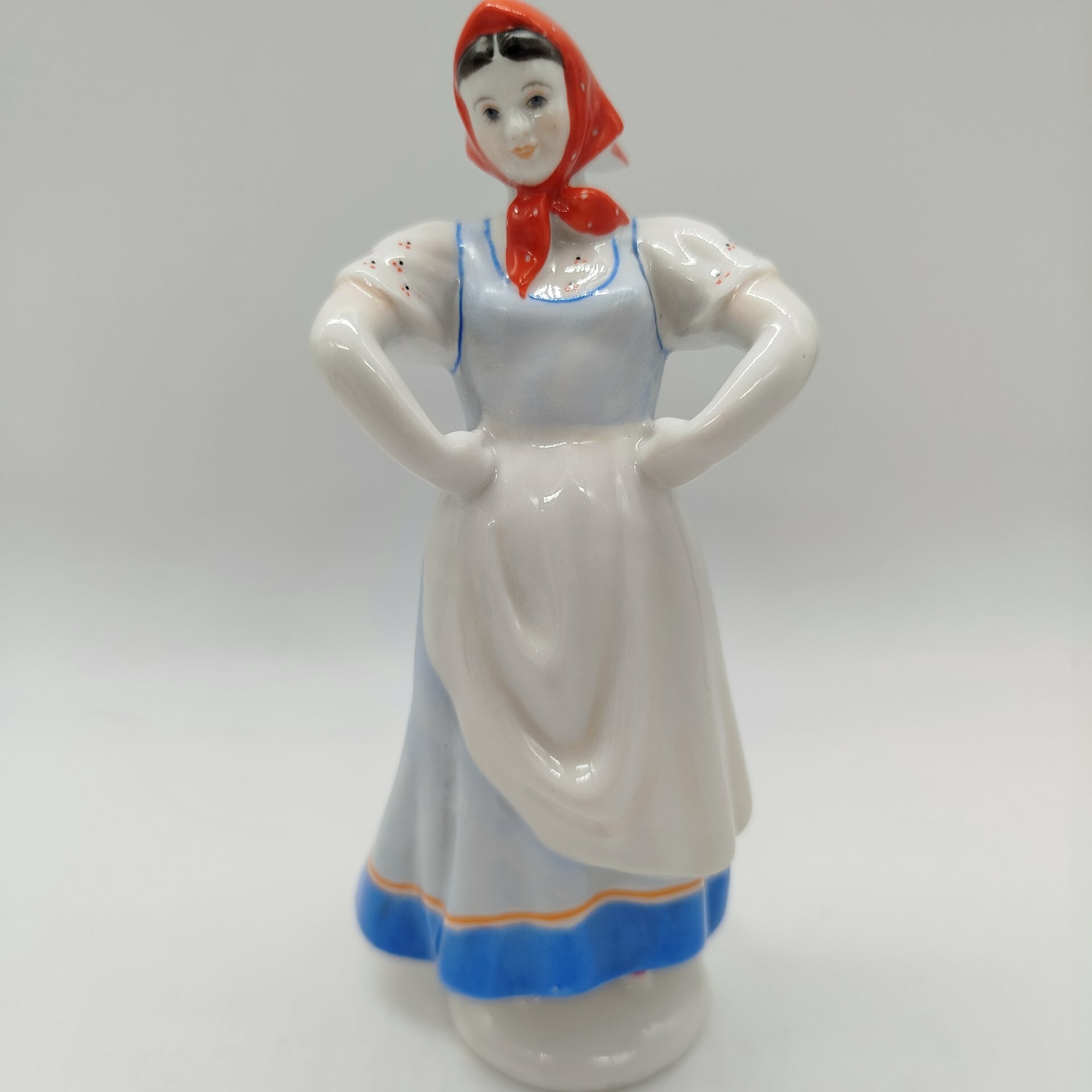 Статуэтка "Плясунья", автор С. Б. Велихова, фарфор, роспись