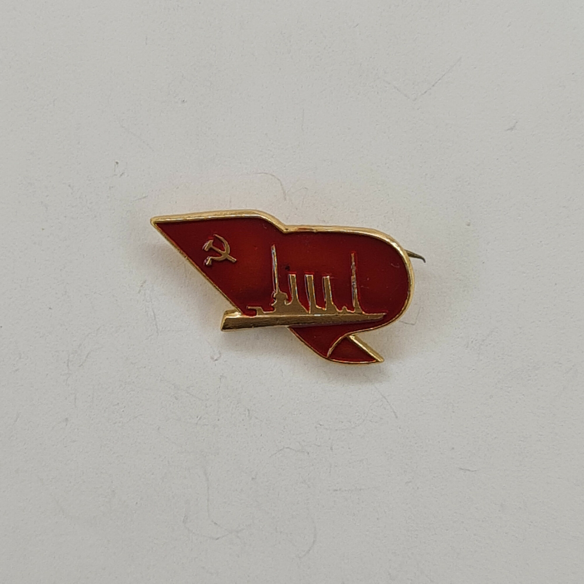 Значок СССР. Красное знамя, серп и молот, заводской силуэт, промышленность. Винтажный значек.