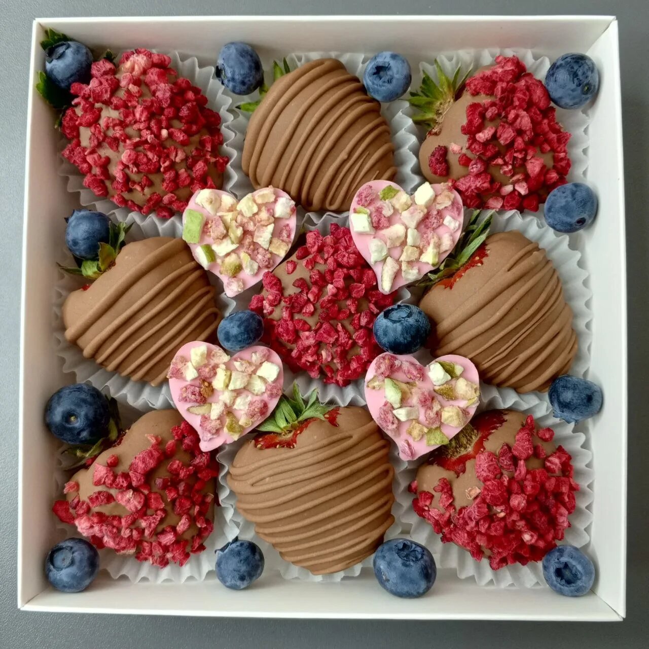 Подарочный набор Flowerstorg "Клубника в шоколаде", 9-12 ягод, с сердечками, сублимированный инжир