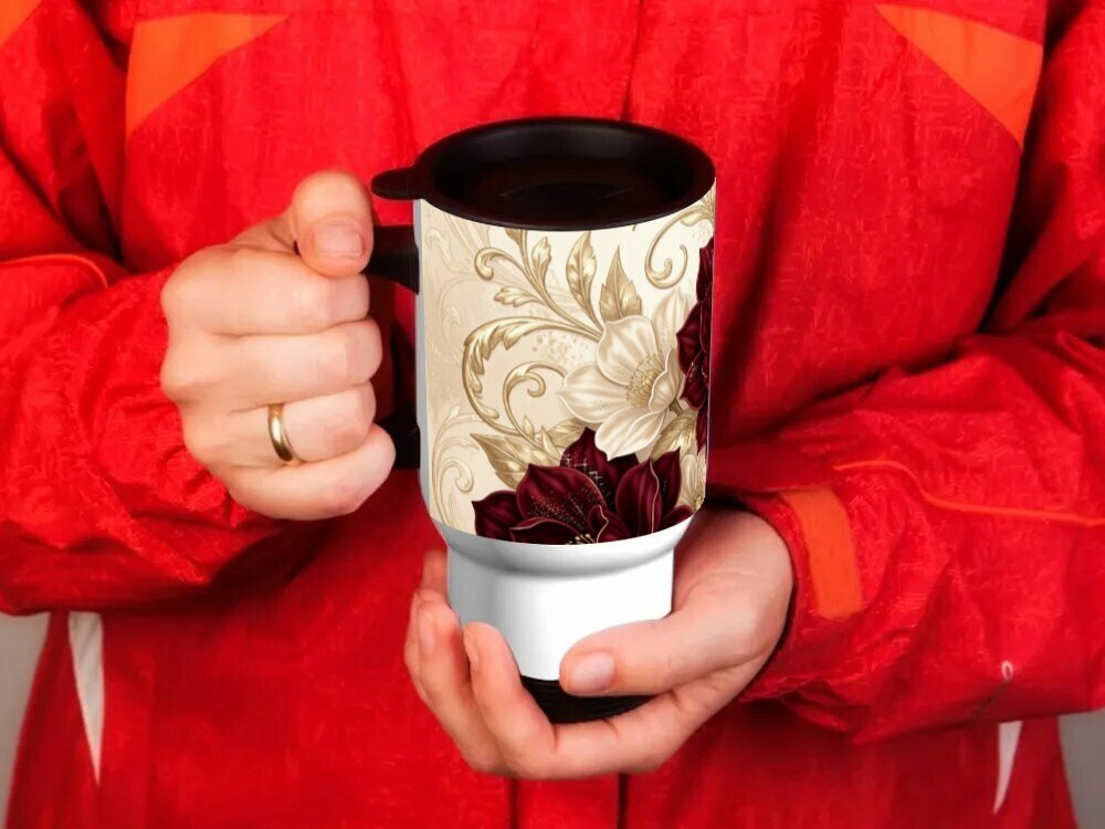 Тремокружка для авто с принтом "Бордовые цветы с золотыми завитками. Элегантная флористическая композиция в винтажном стиле: насыщенные винные бутоны и кремовые лепестки на." 0.5 л.