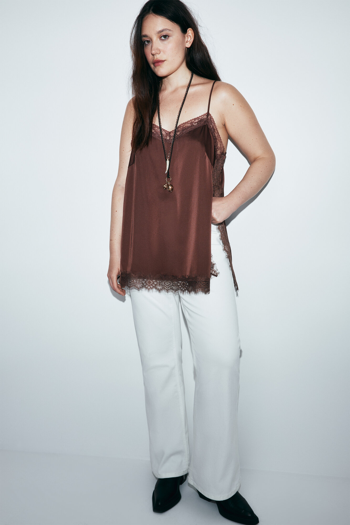 Блуза атласная на бретелях с кружевом больших размеров