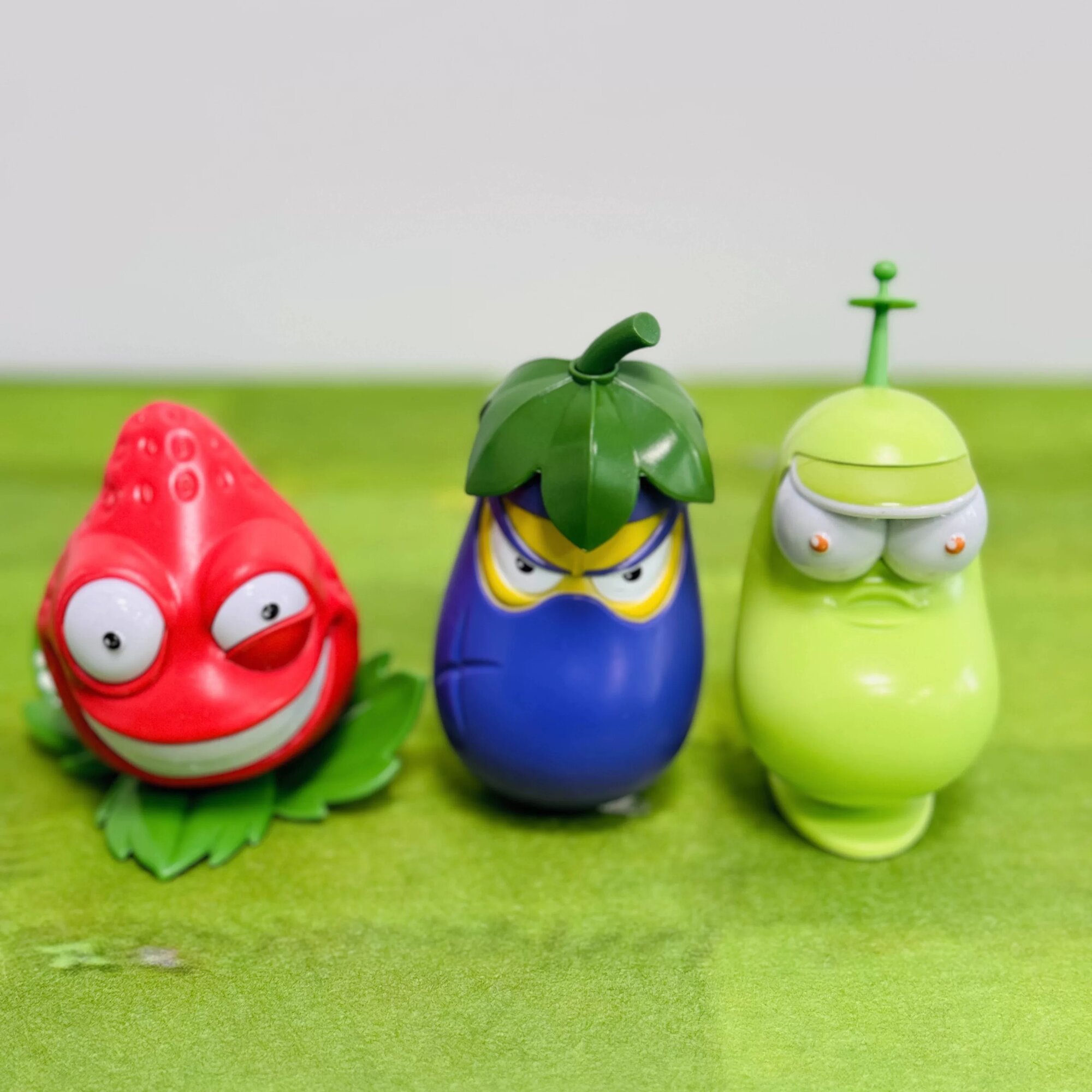 Набор Взрывающейся Клубники, Баклажан Ниндзя и Лазерного Боба из Plants vs. Zombies 2, три коллекционные фигурки для