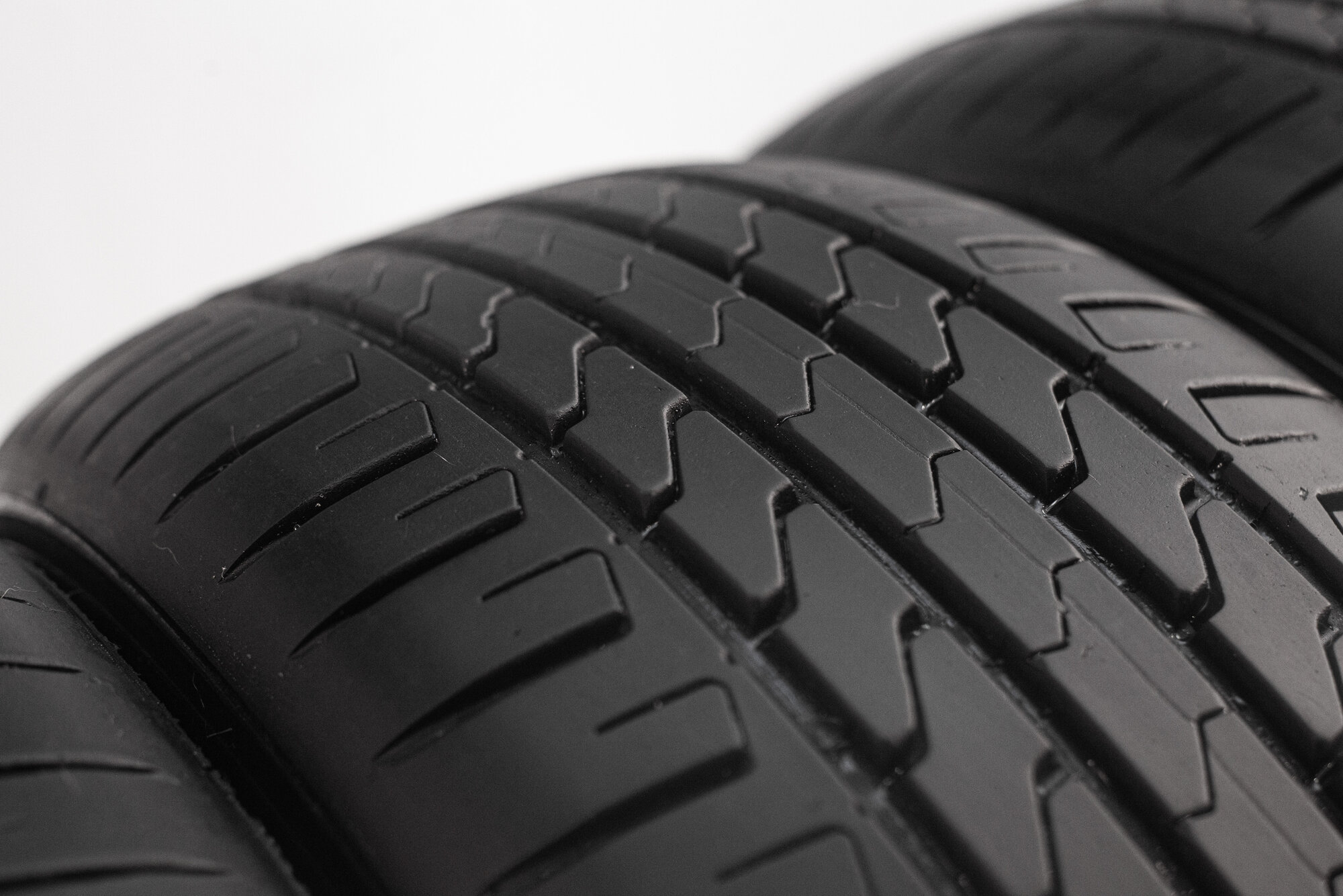 Cooper Evolution CTT 235/50 R19 99V — фото 1