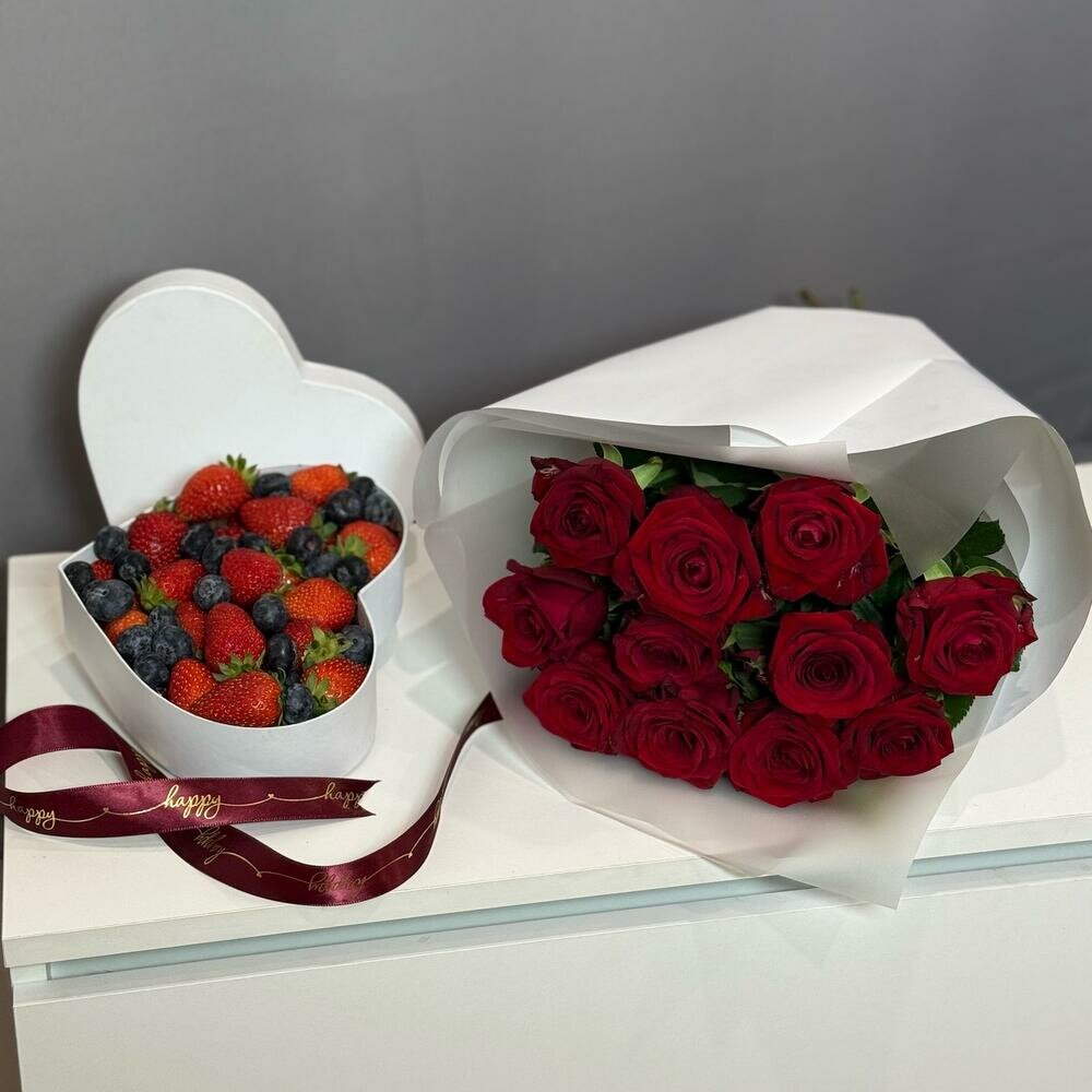 Монобукет "Набор из красных роз и клубники", красное сердце, 11 роз, 600г клубники, высота 50 см
